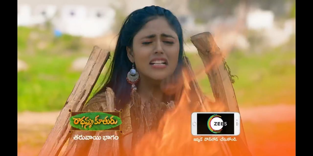 Radhamma Kuthuru: Rajesh attempts to burn Shruti - JustShowBiz